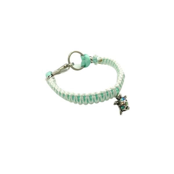 シルバー925のチャームを利用して作成しました。ブレスレットやカバンやリュックに巻きつけるなど。その使い方はオーナー次第。