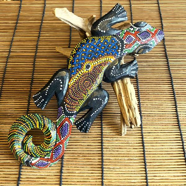 ＜壁掛けゲコ　ドット＞■商品のご紹介ハワイの守り神として親しまれているゲコ（ヤモリ）は、日本でも家を守る縁起のよい動物とされています。ブラック地にカラフルなドット模様がとても綺麗です。エスニック感がほしい空間にぜひ飾ってみてください。裏面の...