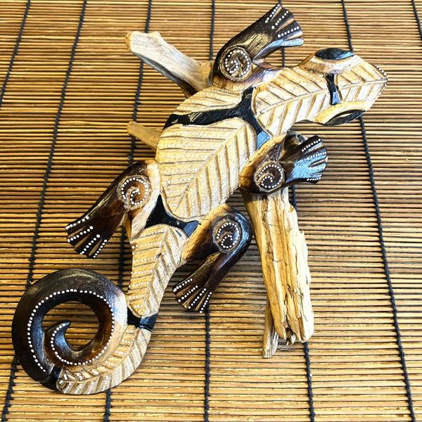 ＜壁掛けゲコ　ナチュラル＞■商品のご紹介ハワイの守り神として親しまれているゲコ（ヤモリ）は、日本でも家を守る縁起のよい動物とされています。頭と体のベージュ色が優しい雰囲気、細かいドットが丁寧にペイントさっれています。エスニック感がほしい空間...