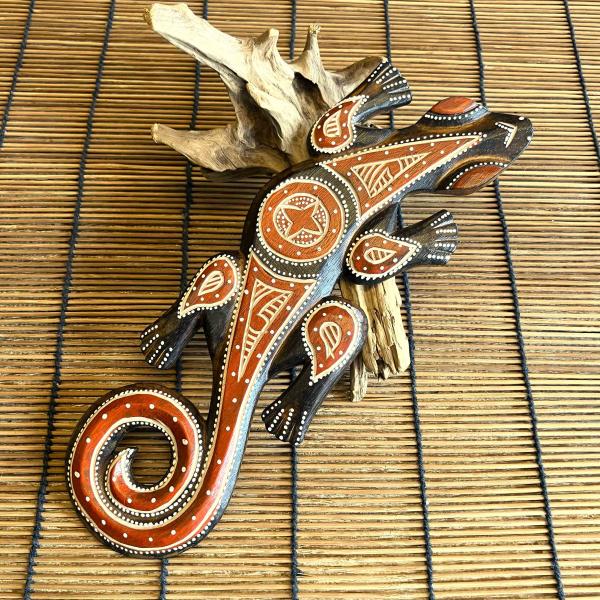 ＜壁掛けゲコ　レッド＞■商品のご紹介ハワイの守り神として親しまれているゲコ（ヤモリ）は、日本でも家を守る縁起のよい動物とされています。インディオの壁画を連想させるような赤字にホワイトのドット模様です。エスニック感がほしい空間にぜひ飾ってみて...