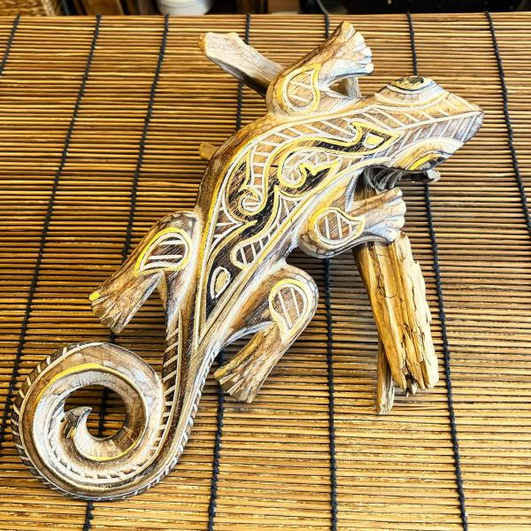 ＜壁掛けゲコ　ブラウン＞■商品のご紹介ハワイの守り神として親しまれているゲコ（ヤモリ）は、日本でも家を守る縁起のよい動物とされています。ホワイトにゴールドとブラックのラインがお洒落な雰囲気です。エスニック感がほしい空間にぜひ飾ってみてくださ...