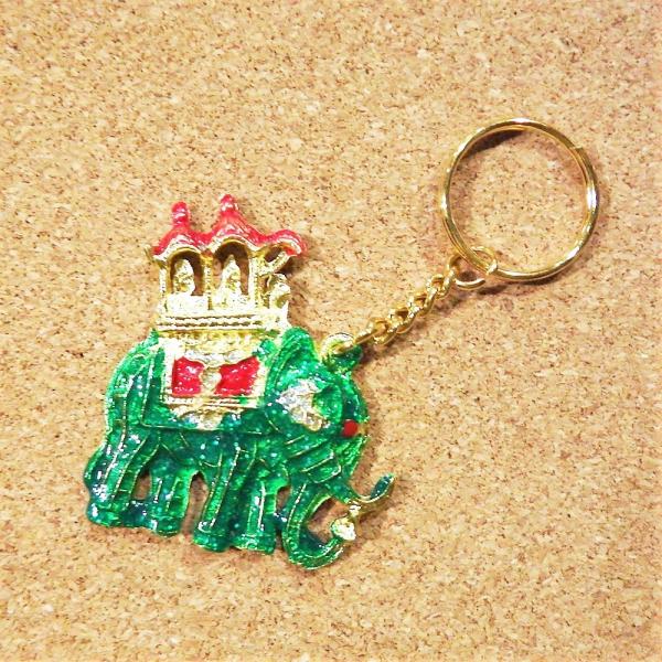 ■商品のご紹介ゾウさんのモチーフが可愛い開運のお守りです。7種類あり、こちらはグリーン『健康運』ＵＰのお守りです。神様の使いチャーン(象)とお供え用のサタンコイン(タイの通貨)、ポーチがセットになっています。願い事を告げ、コインと一緒に枕元...
