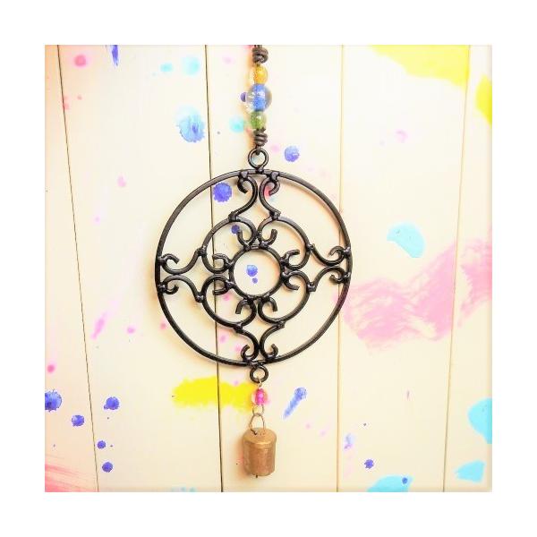 ■商品のご紹介可愛い音色をお楽しみいただけるアイアンベルです。カラフルなビーズとアラベスク風模様がエキゾチックな雰囲気です。年中飽きのこないデザインです。ドアや窓辺に飾ってインテリアのアクセントにしてみてはいかがでしょう…■カラー　ブラック...