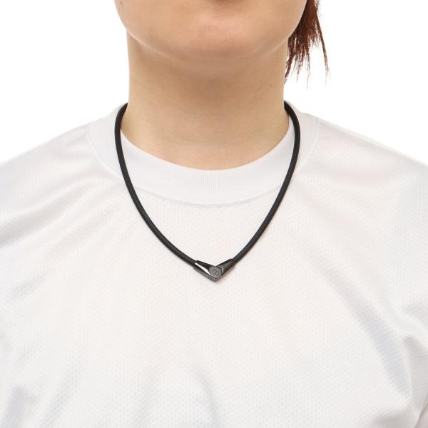 ●トップジョイントが可変式で、気分やシーンに合わせて2つの形を楽しめます。ジョイント部分の留め方を変えることで、V型または直線型になります。●素材:本体/シリコン トップジョイント/ステンレス(SUS316L)●サイズ:Mサイズ/47cm ...