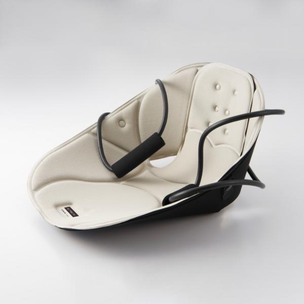 【発売日：2023年11月10日】仕事をしながら健康増進忙しい日々の「合間に」寄り添う健康用品シリーズ■正しい姿勢で 肩まわりスッキリ■包み込むようなチェアーが、座り姿勢を自然にととのえる■すきま時間に、手軽に肩甲骨ストレッチ■使い終わった...