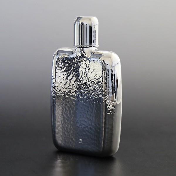 【商品名】一守堂 ウィスキースキットル【材　質】洋白銀の純銀メッキ【原産地】日本新潟県燕市【重　量】約250g【容　量】180cc【商品サイズ】W85×D28×H150mm【箱サイズ】W17cm×D11cm×H4cm関連キーワード： お中元...