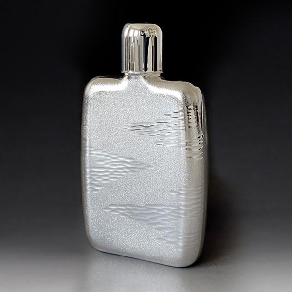 【商品名】一守堂 ウィスキースキットル(瑞雲)【材　質】洋白銀の純銀メッキ【原産地】日本新潟県燕市【重　量】約250g【容　量】180cc【商品サイズ】W85×D28×H150mm【箱サイズ】W17cm×D11cm×H4cm関連キーワード：...