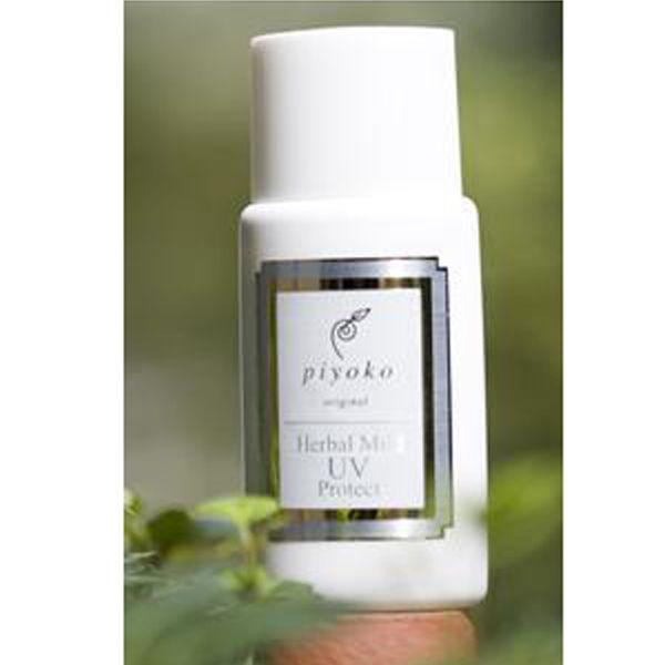 ハーブの香りが心地いい、石けんで洗い流せるべたべたしない日焼け止めです。紫外線吸収剤フリーで安心。3歳から使えます。妊娠中のママの敏感なお肌にもおすすめです。容量　：　４０ｍｌ