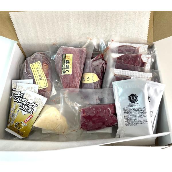 さっぱりとした赤身馬刺しもも肉。国産、名産地会津の馬刺し。柔らかい肉質の馬刺しロース馬の鬣部位のコウネ刺し。赤身と合わせて召し上がるとトロの味わい馬のタンを燻製にしたおつまみに最適な馬タンスモーク馬刺しのユッケ。特製のタレつき上記、豪華な6...