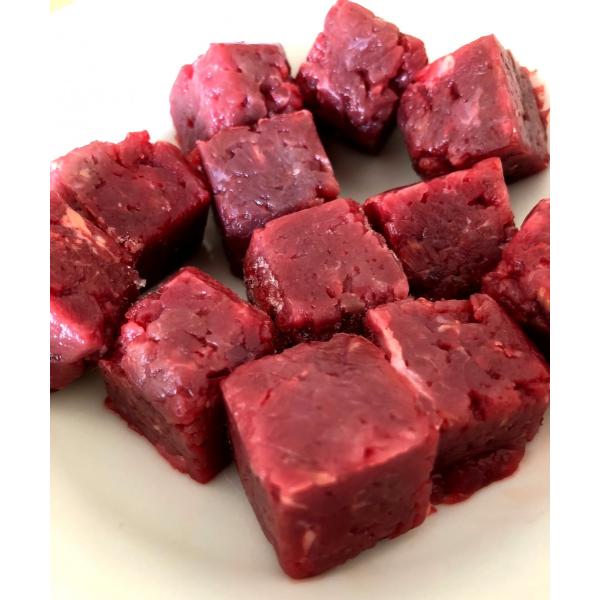 国産馬肉をミンチにし、与えやすい角切り凍結しました1粒が約2ｃｍ角でとても与えやすいです カットの手間が無く、与えたい量だけ与えられるのでロスがありません。 解凍するとミンチ状なので噛まないで食べるワンちゃんには特に良いですよ 高タンパク、...