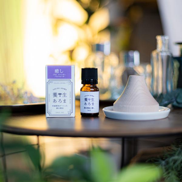 ラベンダーとひばのやすらぐ香りにパルマローザのフローラルな香りをプラス。おやすみ前の寝室やリビング、玄関、オフィス、車内、普段と違う環境で落ち着かない旅先や入院中のベッドサイドに。【精油を垂らすだけですぐ使える】九州産カエデの無垢材を使用。...