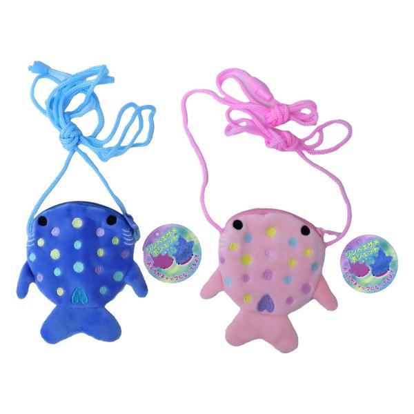 ●本体サイズ：12.5×12.5×2.5cm●重量：22g●パッケージタイプ：タグ付き●製品素材：ナイロン●生産地：中国おくちを開けて小物が入る！かわいいジンベエザメのポシェットです触り心地の良いナイロン素材にパステルカラーの模様がマッチし...