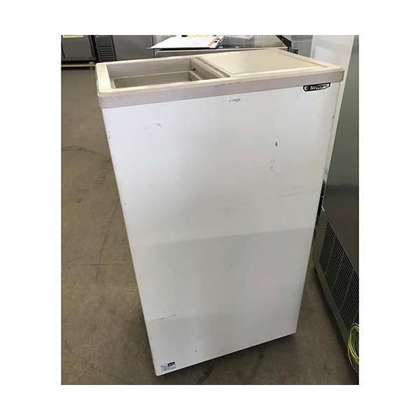 商品名：冷凍ストッカー 寸法：W485×D420×H890 メーカー：サンデン・リテールシステム 型式：PF-057XF 年式：2016年製 電源：単相100V 50/60Hz共用 コンセントプラグ：あり 消費電力：56W 内容積：46L ...