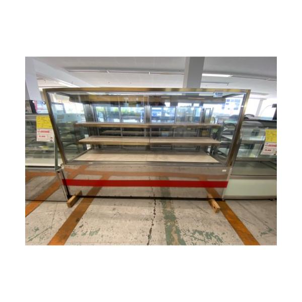 商品名：ケーキショーケース 寸法：W2100×D700×H1350 メーカー：ダイヤ冷ケース 型式：不明 年式：2019年製 電源：単相100V/三相200V  コンセントプラグ：あり 付属品：写真の通り 説明書：なし 保証期間：納品日より...