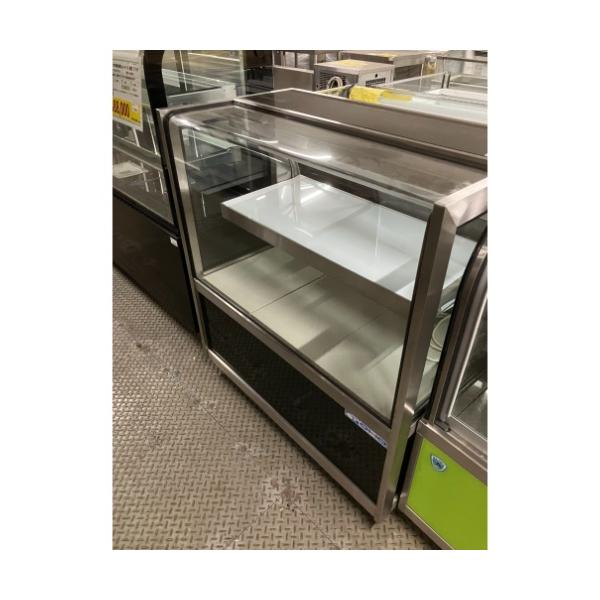 商品名：対面冷蔵ショーケース 寸法：W900×D500×H995 メーカー：大穂製作所 型式：OHGU-SRAf-900B 年式：2018年製 電源：単相100V 50/60Hz共用 コンセントプラグ：あり 消費電力：185W 付属品：写真...