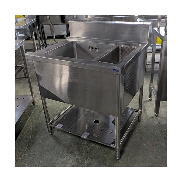 商品名：ソイルドシンク 右ダスト付き 寸法：W820×D700×H800 付属品：写真の通り 説明書：写真の通り 保証期間：なし ランク：B 特記事項：-  販売店：テンポス川口厨房機器専門館（埼玉県川口市）からの配送です。