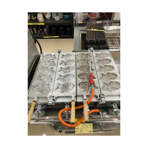 商品名：ガス式たい焼き器 2連5匹 寸法：W680×D205×H210 型式：TT5-200 ガス種：LPG(プロパンガス)※ガス機器の接続は最寄りの専門業者へご依頼下さい。 ガス接続口：9.5mmホース 付属品：写真の通り 説明書：写真の...