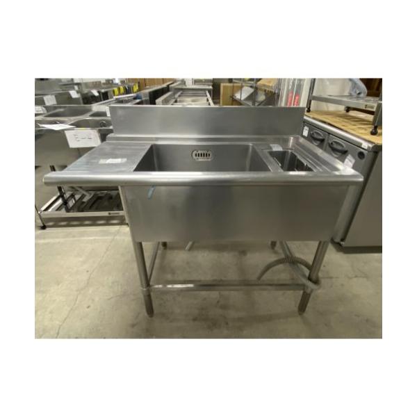 商品名：ソイルド一槽シンク ゴミカゴ付き 寸法：W1100×D650×H830 年式：不明 保証期間：なし ランク：B 特記事項：-  販売店：テンポス甲府店（山梨県甲府市）からの配送です。