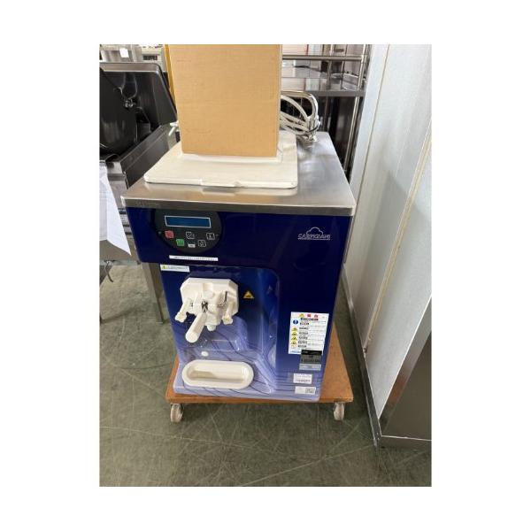 商品名：ソフトクリームフリーザー 寸法：W507×D677×H765 メーカー：カルピジャーニー 型式：191PSP 年式：2022年製 電源：三相200V 50/60Hz共用 ガス種： 保証期間：納品日より12ヶ月(離島や一部地域では保証...