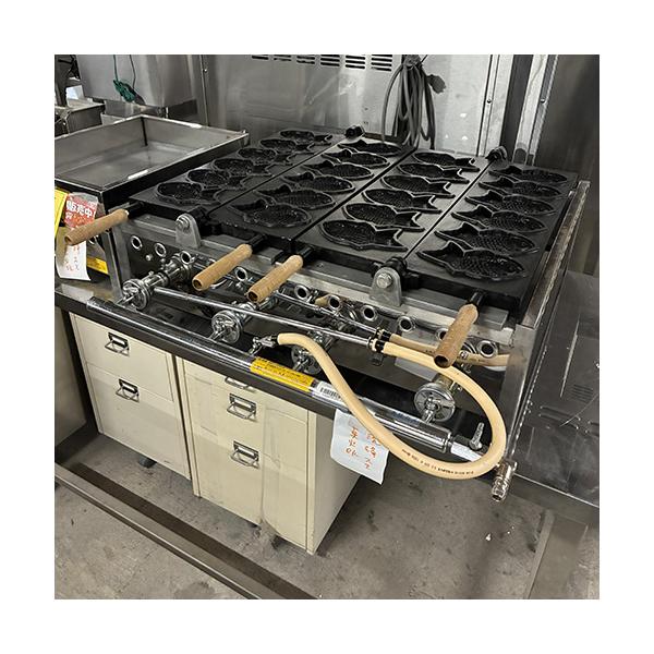 商品名：たい焼き機 2連 6匹 寸法：W670×D700×H180 メーカー：不明 型式：不明 年式：不明 ガス種：都市ガス【12A・13A】※ガス機器の接続は最寄りの専門業者へご依頼下さい。 付属品：写真の通り 説明書：なし 保証期間：納...