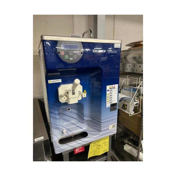 商品名：ソフトクリームフリーザー 寸法：W507×D677×H900 メーカー：カルピジャーニ 型式：191SP/EG(A) 年式：2017年製 電源：三相200V 50/60Hz共用 ガス種：- 付属品：写真の通り 説明書：写真の通り 保...