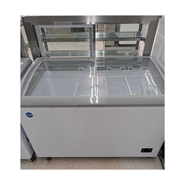 商品名：冷凍ショーケース 寸法：W1206×D694×H850 メーカー：JCM 型式：JCMCS-240L 年式：2023年製 電源：単相100V 50/60Hz共用 コンセントプラグ：あり 保証期間：なし ランク：B 特記事項：保証なし...