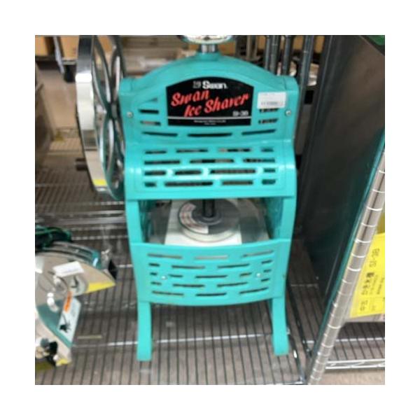 商品名：かき氷機 寸法：W360×D360×H680 メーカー：池永鉄工 型式：SI-3B 年式：不明 ガス種： 付属品：写真の通り 説明書：写真の通り 保証期間：納品日より1ヶ月(離島や一部地域では保証対象外とさせて頂きます。) ランク：...