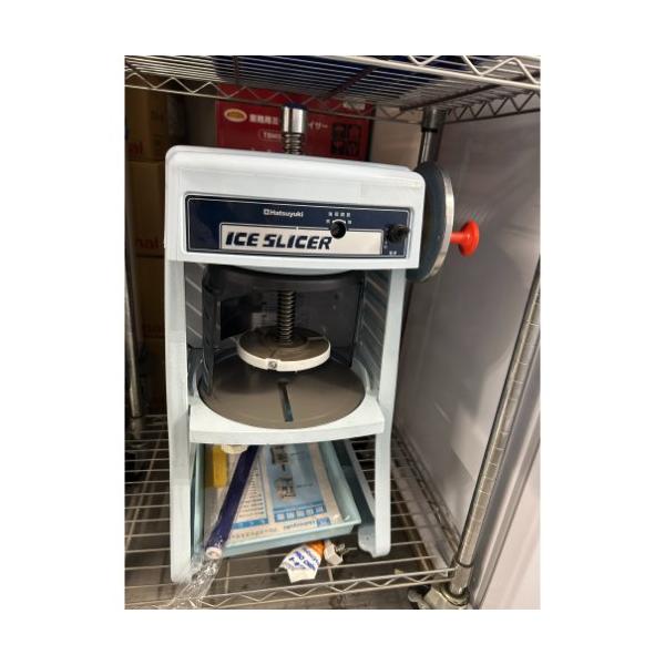 商品名：ブロックアイススライサー 寸法：W350×D402×H591 メーカー：中部コーポレーション 型式：HF-300P 年式：2025年製 電源：単相100V 50/60Hz共用 コンセントプラグ：あり 消費電力：100W ガス種： 付...
