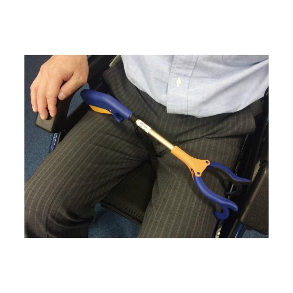 商品名：楽らくハンド ミニタイプ/紺メーカー：インタージェットメーカー品番：591012-481-外形寸法：幅445×奥行70×高さ115(mm)お届け数：1重量：1本特長：【素材】シャフト部分:アルミはさみ部分:ポリアミド樹脂ハンドル部分...