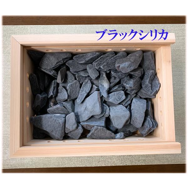 天然ひのき特有の青シミやオイルシミ、蓋の木目違いやひびがある場合がありますどうぞご了承の上注文をお願い致します丈夫なつくり　ひのきは昔から温浴に愛用されています　丈夫で長持ち、メンテナンスも簡単です。　サイズ：25cm×18cm×高さ10c...