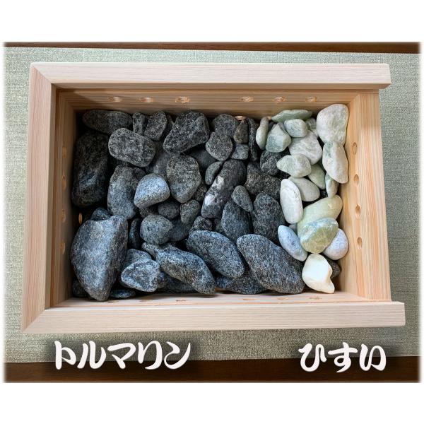 トルマリンの永久電極は、電気の導体である皮膚表層やツボ(良導点)の部分に生体電流と同じレベルの数十マイクロアンペアの電流を流します。この微弱電流は電流刺激としての作用を生じて元気な明日へ導きますサイズ：25＊18＊高さ10cm　贈答品として...