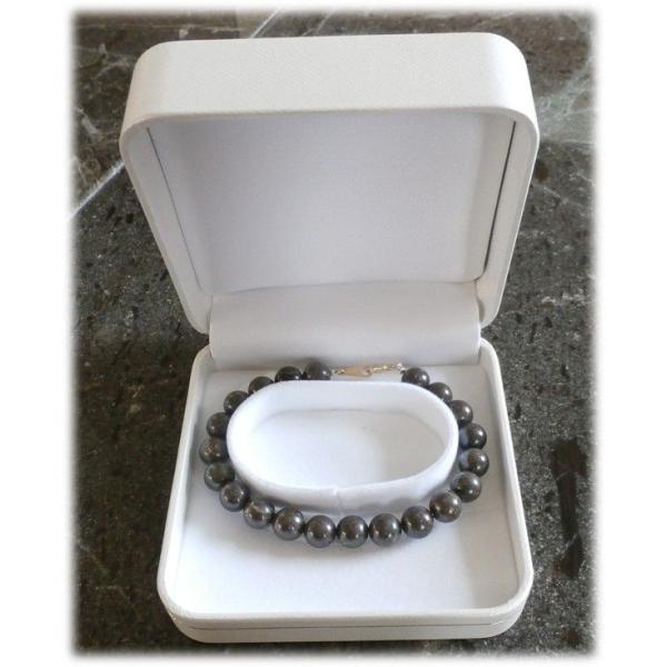 癒しの鉱石天照石8mm玉ブレスレットジュエリー高級仕立て18金の留め具が天照石を引き立てます素材　天照石　　留め金はゴールド（18金）女性用　美しいケースに入れてお届けいたしますどの年代の方にも気品あるジュエリー仕立てです贈り物にも最適です...