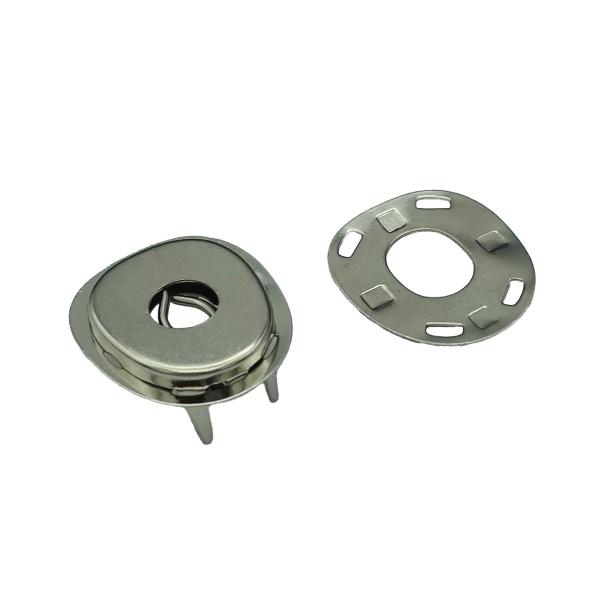 亀の甲羅に似た形状をしています。　シート生地などに取り付けて、ホックのメス（受け）として使用します。一般的に、対応するダボ（差し込み）とセットになります（ダボは別売りです）。　ニッケルメッキを施してあるので、耐食性に優れ、金白色の美しい色合...