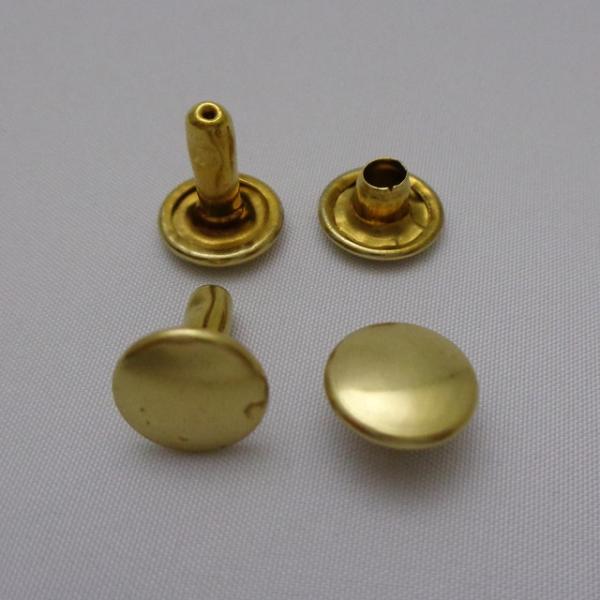 カバン、バッグ、ベルト等でよく使用されている商品です。主に縫製出来ない場所の補強として使われています。頭は両面皿頭になっています。専用の手打ち棒・皿台を使いプラスチックハンマー等で叩いてカシメます。２０００セット／箱サイズ：頭径：９ｍｍ×高...