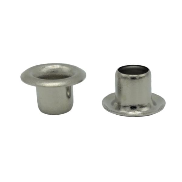 ４ｍｍ穴の丸足タイプのハトメです。腕章の紐や安全ピンの通し穴等の補強金具として使用されてます。座はついておりません。材質：真鍮　ニッケルメッキ外径：７．８ｍｍ×穴径：４ｍｍ×高さ：４．５ｍｍカラー：シルバーサイズはあくまでも目安であり、商品...