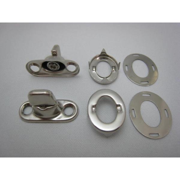 自動車の幌と本体を留める金具として使用。手でひねって簡単に開閉が出来ます。取付はオスは５ｍｍの２穴に木ネジ・カシメなどで留めます。　　メスは専用の穴あけ具で生地に穴をあけ本体を差し込み裏から座をかぶせて爪部を曲げて留めます。１００セット／箱...