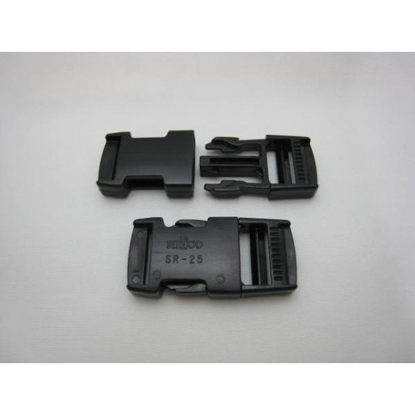 アウトドア・スポーツ・ファッションの分野で幅広く使用されているニフコ社製の差し込みバックルです。テープ幅に合わせて、２０・２５・３０・３８・５０用があります。１０ケ／セット材質：ポリアセタールカラー：黒全長：６８ｍｍ　幅：３２（穴寸：２５）...