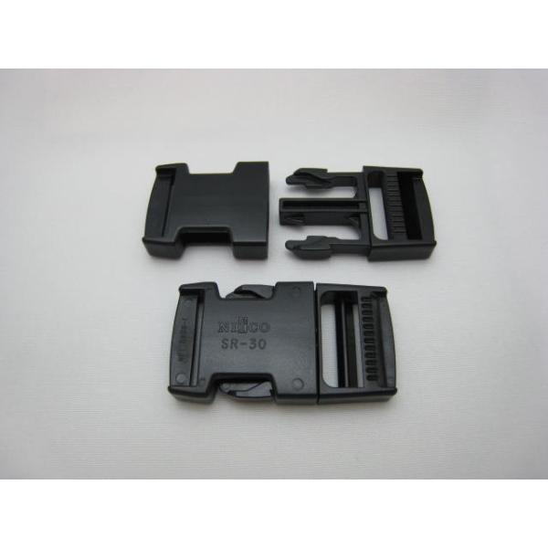 アウトドア・スポーツ・ファッションの分野で幅広く使用されているニフコ社製の差し込みバックルです。テープ幅に合わせて、２０・２５・３０・３８・５０用があります。１０ケ／セット材質：ポリアセタールカラー：黒サイズ　全長：６８ｍｍ　幅：３８（穴寸...