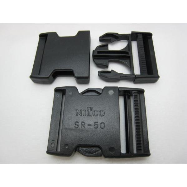 アウトドア・スポーツ・ファッションの分野で幅広く使用されているニフコ社製の差し込みバックルです。テープ幅に合わせて、２０・２５・３０・３８・５０用があります。１０ケ／セット材質：ポリアセタールカラー：黒全長：８０ｍｍ　幅：５８（穴寸：５０）...