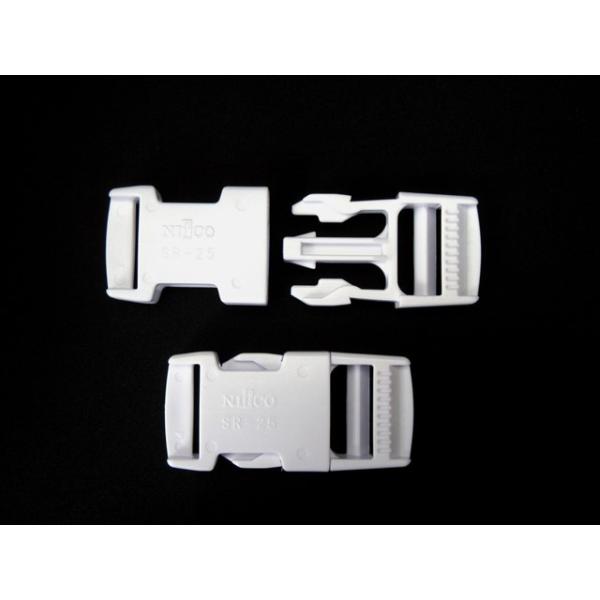 アウトドア・スポーツ・ファッションの分野で幅広く使用されているニフコ社製の差し込みバックルです。白は２５のみになります。１０ケ／セット材質：ポリアセタールカラー：白全長：６８ｍｍ　幅：３２（穴寸：２５）ｍｍサイズはあくまでも目安であり、商品...