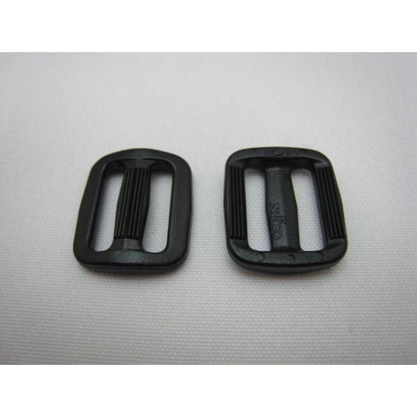 アウトドア・スポーツ・ファッションの分野で幅広く使用されているニフコ社製のアジャスターです。テープ幅に合わせて、２０・２５・３０・３８・５０用があります。１０ケ／セット材質：ポリアセタールカラー：黒全長：２４ｍｍ　幅：２７（内寸：２０）ｍｍ...