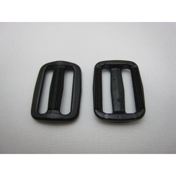 アウトドア・スポーツ・ファッションの分野で幅広く使用されているニフコ社製のアジャスターです。テープ幅に合わせて、２０・２５・３０・３８・５０用があります。１０ケ／セット材質：ポリアセタールカラー：黒全長：２４ｍｍ　幅：３２（内寸：２５）ｍｍ...