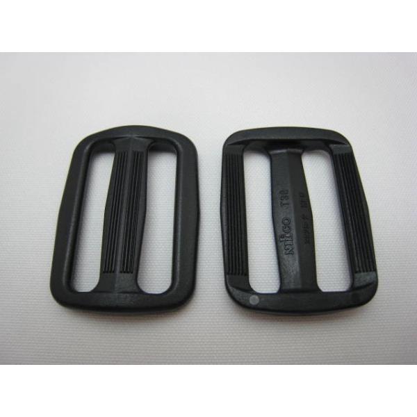 アウトドア・スポーツ・ファッションの分野で幅広く使用されているニフコ社製のアジャスターです。テープ幅に合わせて、２０・２５・３０・３８・５０用があります。１０ケ／セット材質：ポリアセタールカラー：黒全長：３６ｍｍ　幅：４８（内寸：３８）ｍｍ...