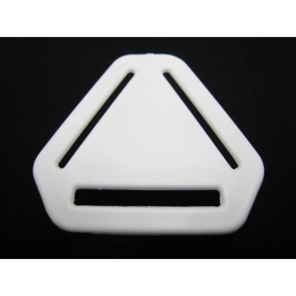 サスペンダーに適した樹脂製の３方向カンです。背中のＹの字のところに使用します。カッパやズボン吊りゴムテープ等で背中で振分け使用される部品です。サイズ：約２．７ｍｍ厚×６７ｍｍ幅×４０ｍｍ材質：ＰＥカラー：白サイズはあくまでも目安であり、商品...