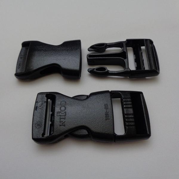 アウトドア・スポーツ・ファッションの分野で幅広く使用されているニフコ社製の差し込みバックルです。ＳＲシリーズより丸みをおびたデザインのバックルです。ロット数：１０ケ／袋サイズ：全長：６８ｍｍ　幅：３２ｍｍ（穴寸：２６ｍｍ）素材・材質：ポリア...