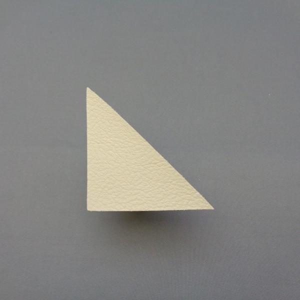 表面に細かい縮みジワのできた６cm×６cm直角三角形のレザーで、裏面はレーヨンの平織りになってます。旗・幕等の四方の補強に使用ください。８００枚袋入サイズ：厚み：０.８ｍｍ　　６ｃｍ×６ｃｍ(直角三角形）×約８．５ｃｍ素材 材質：表：塩ビ　...