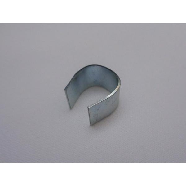 ゴムやロープを繋いだり、結合させる際に使用します。ペンチで曲げてかしめます。サイズ：幅１５ｍｍ　高さ１０ｍｍ材質：鉄カラー：シルバーサイズはあくまでも目安であり、商品により多少の誤差が出ます。なお、商品の仕様は予告なく変更する場合がございま...