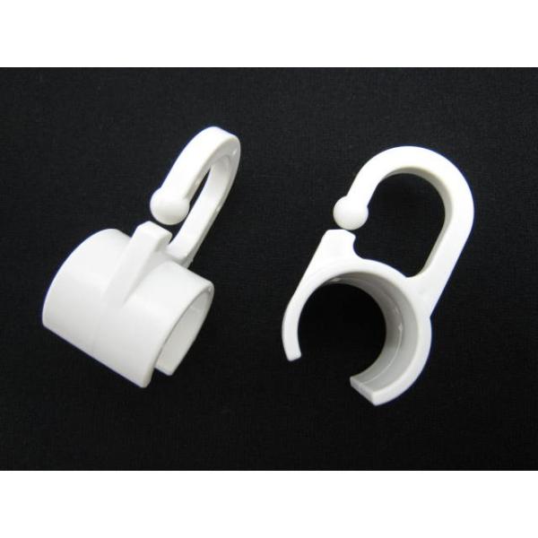 １８Φ塩ビパイプに使用する吊り下げ用フックです。吊り下げ用の紐等と併用してタペストリーに使えます。２０ケ／セット材質：ＡＢＳ樹脂製カラー：白商品の仕様は予告なく変更する場合がございます。ご了承下さい。