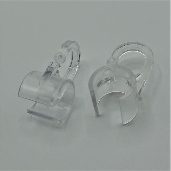 １８Φ塩ビパイプに使用する吊り下げ用透明フックです。吊り下げ用の紐等と併用してタペストリーに使えます。２０ケ／セット材質：ＡＢＳ樹脂製カラー：透明商品の仕様は予告なく変更する場合がございます。ご了承下さい。