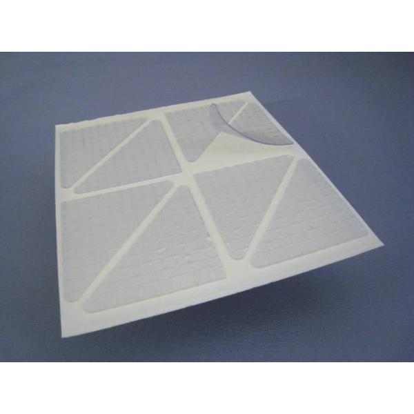 出力したターポリンのコーナーの補強として使用ください。糸入り透明の生地を使用してますので、丈夫で、補強した部分が目立たず、すっきりしたデザインに仕上がります。裏面が粘着付になってますので、縫製することなく貼り付けるだけでハトメの補強となりま...